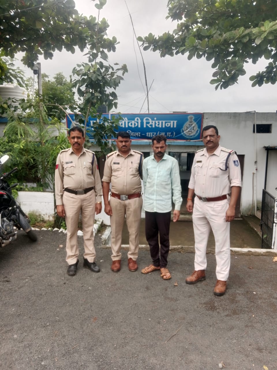 धार थाना मनावर पुलिस चौकी सिंघाना में बीते दिनों हुई चोरी का किया ...